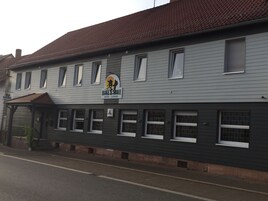 Um edifício com uma placa que diz 'Bike & Bike Hotel - Lounge'.