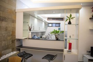 Apartamento Superior | Sala de estar | Smart TV, Netflix, serviços de streaming, impressoras 