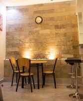 Apartamento Superior | Sala de estar | Smart TV, Netflix, serviços de streaming, impressoras 