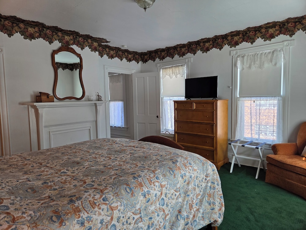 Charming 4-bedroom family friendly house in Monongahela. Make yourself ...