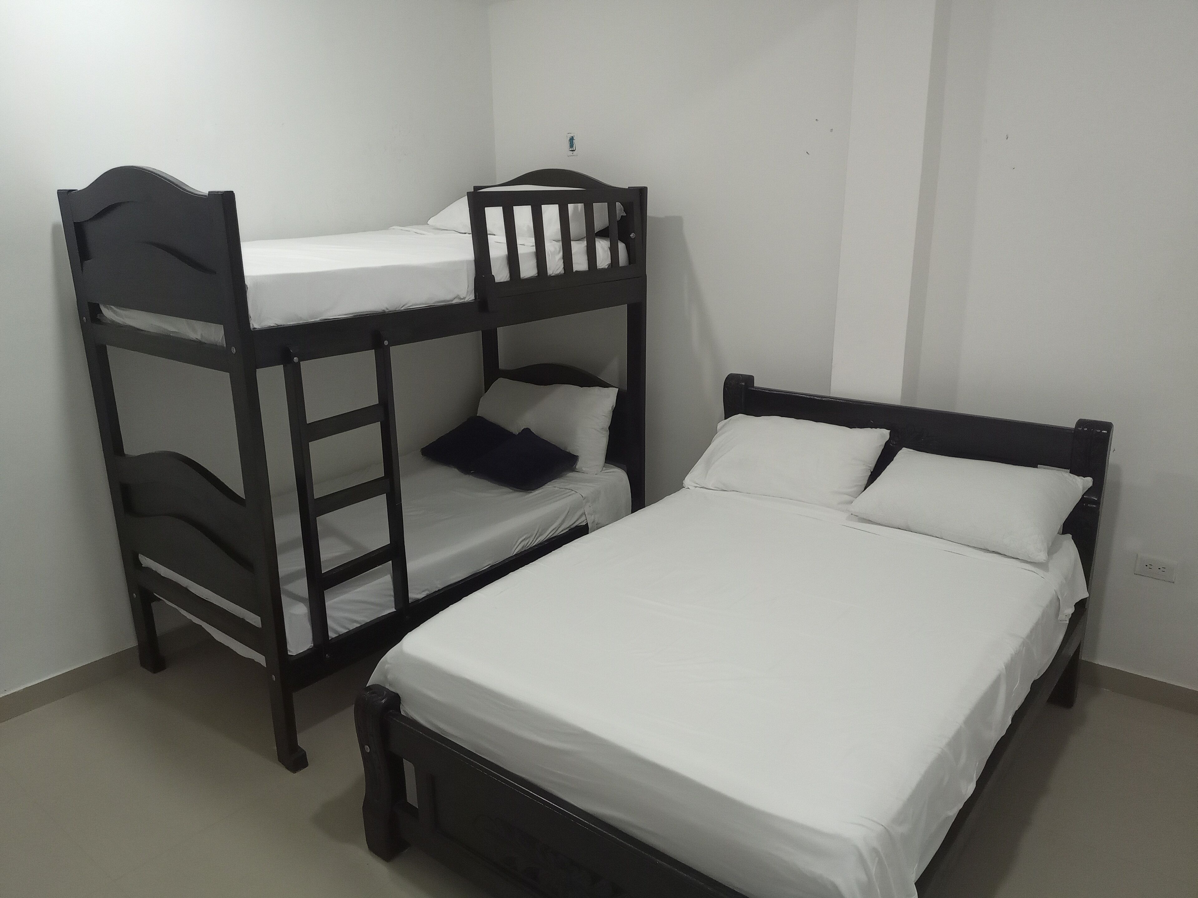 Quarto com beliche e uma cama de solteiro.
