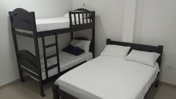 Quarto com beliche e uma cama de solteiro.