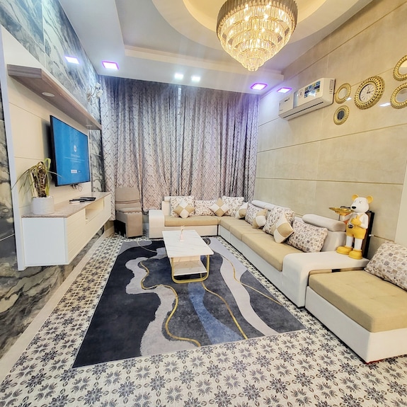 Luxurious 6 Bedrooms Villa With Private Swimming Pool. -