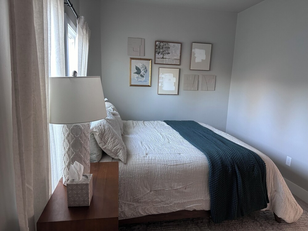 Craftsman Brand New house 2 bdrms with Ultra-Fast 5G Gateway Internet ...