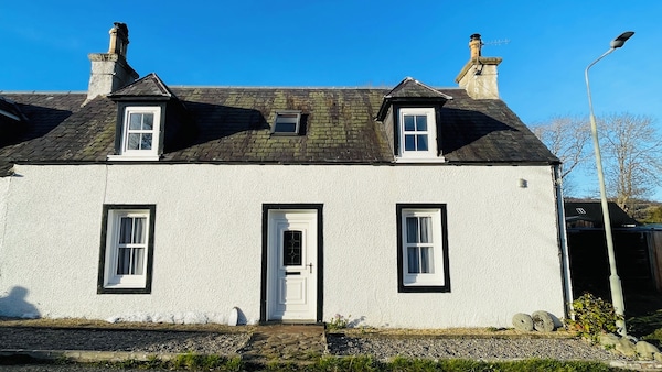 Traditional Highland Cottage Near Loch Ness-sleeps 6 - Loch Ness