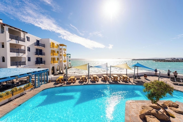 Piscina interna, 3 piscinas externas, guarda-sóis, espreguiçadeiras