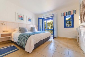 Apartamento, 2 quartos, pátio | Cofre no quarto, ferro/tábua de engomar, Wi-fi grátis