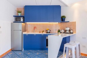 Apartamento | Cozinha privada | Um frigorífico, um forno, uma placa de cozinha, uma cafeteira/bule 