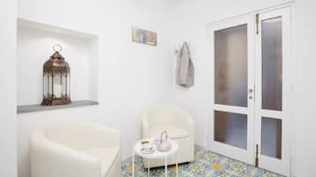 Apartamento | Sala de estar | TV de ecrã plano, livros