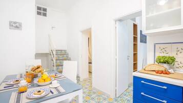Apartamento | Cozinha privada | Um frigorífico/congelador grande, um micro-ondas, uma placa de cozinha
