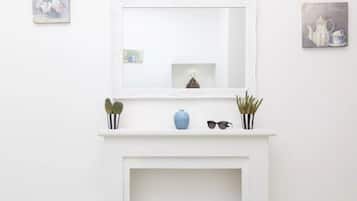 Apartamento | Sala de estar | TV de ecrã plano, livros