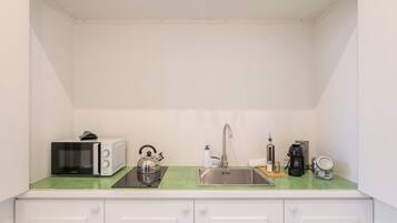 Apartamento | Cozinha privada | Minifrigorífico, uma placa de cozinha, uma cafeteira/bule