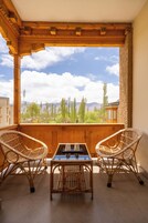 Quarto Duplo Deluxe, varanda, vista para a montanha | Roupa de alta qualidade, cortinas/cortinados opacos 