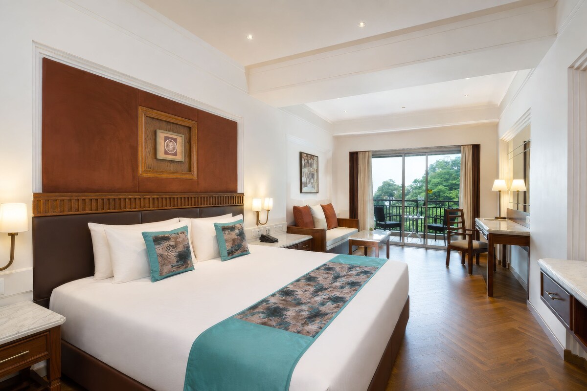 Quarto casal com design assinado | Escrivaninha, Wi-Fi de cortesia