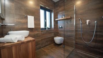 Casa conforto, 3 quartos, ao lado da piscina | Banheiro | Chuveiro, toalhas de banho, sabonete, shampoo