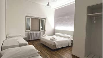 Quarto triplo standard | Camas Tempur-Pedic, escrivaninha, roupa de cama