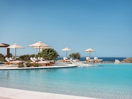 Piscina interna, piscina externa sazonal, guarda-sóis, espreguiçadeiras