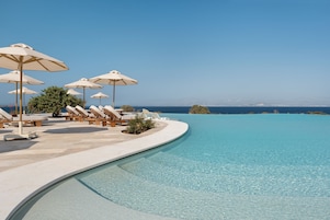 Piscina interna, piscina externa sazonal, guarda-sóis, espreguiçadeiras