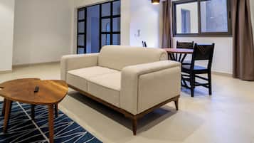 Suíte standard | Área de estar | TV de tela plana 100 cm com canais de TV premium