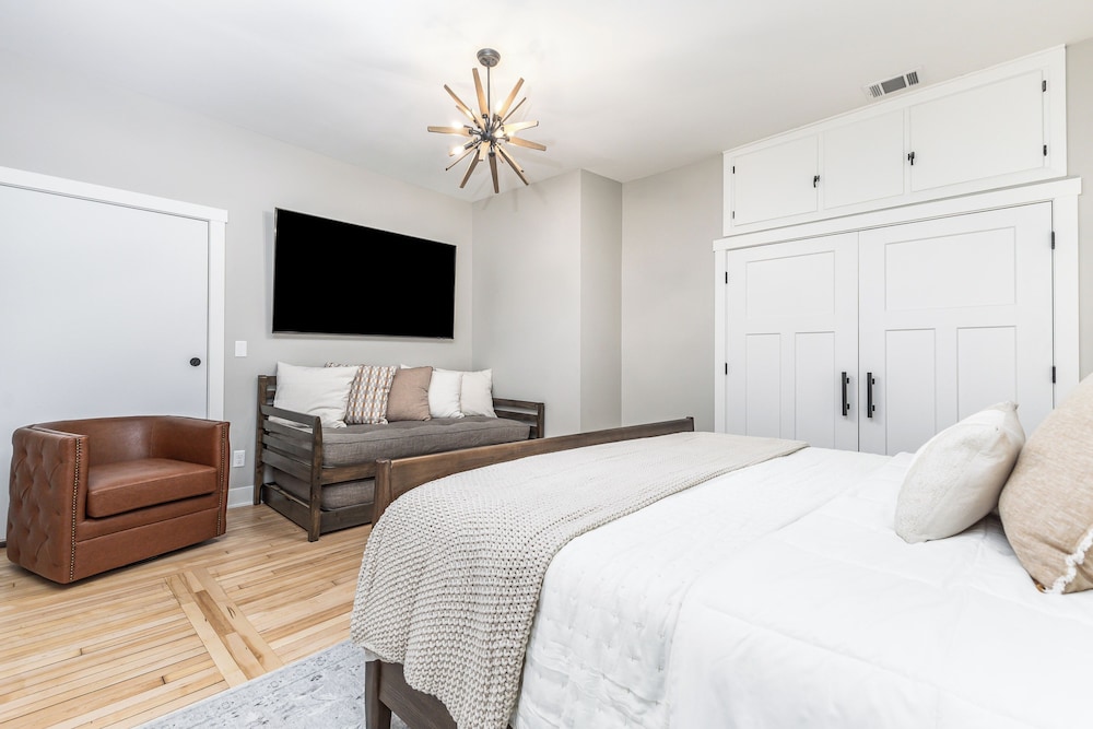 Pumpkin Spice & City Lights @ Gazette Suites On Main-Walk 2 Dining ...