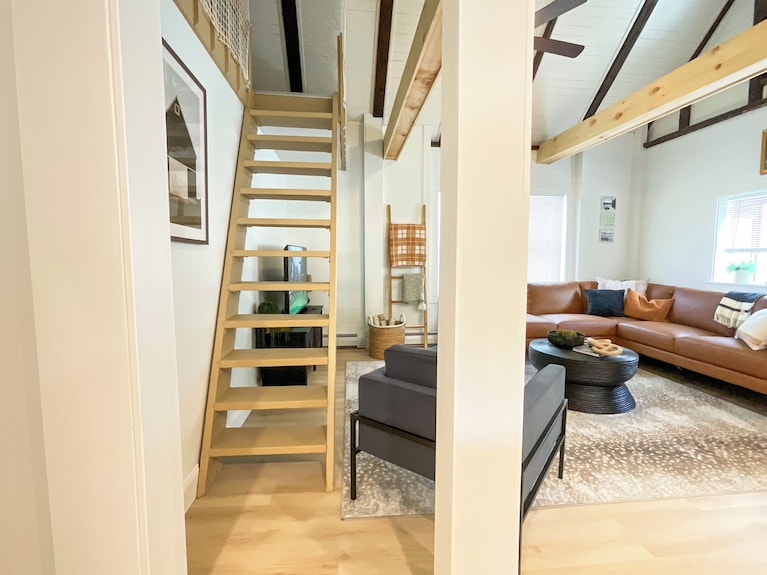 New Quaint 2 Bedroom Near Newfound Lake, Hiking, Skiing, Hot Tub & Star Gazing! - 뉴햄프셔