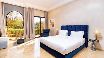 Quarto Júnior | Roupa de alta qualidade, camas de colchão pillowtop, minibar