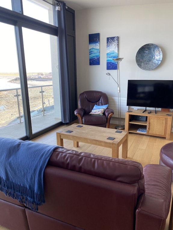 2 Bed Apartment Overlooking Westward Ho! Beach. Close To Village.\nfree Wifi. - Westward Ho!