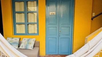 Quarto Twin Deluxe, vista para a piscina | Cofre no quarto, Wi-fi grátis