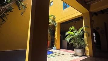 Quarto Duplo Deluxe, vista para a piscina | Sala de estar