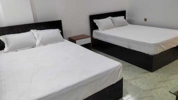 Quarto Quádruplo Deluxe, Vista para a cidade | Cofre no quarto, secretária, Wi-fi grátis