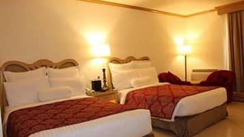 Quarto casal luxo, vista para a montanha | Quartos à prova de som, ferros/tábuas de passar roupa, Wi-Fi de cortesia