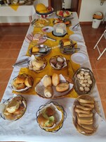 Café da manhã com buffet grátis todos os dias