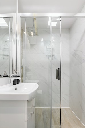 Apartamento clássico | Banheiro | Chuveiro, secador de cabelo, toalhas de banho, sabonete