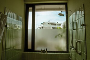 Quarto Lua de Mel | Casa de banho | Um polibã, um chuveiro fixo, produtos de higiene exclusivos 