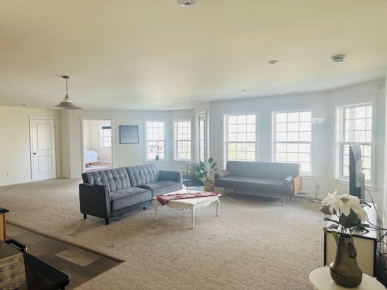 Charming 2-bedroom Guest Suite In The Prime Location Of Fredericton - Fredericton