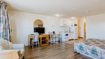 Quarto solteiro, 1 cama King, cozinha americana | 1 quarto, quartos à prova de som, Wi-Fi de cortesia
