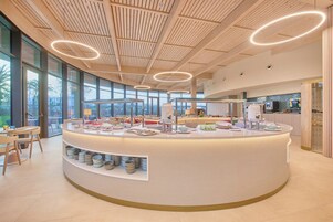 Pequeno-almoço tipo buffet diário mediante uma taxa