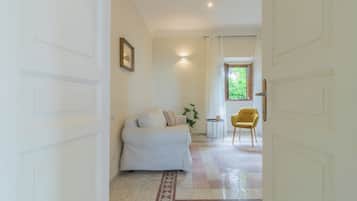Suite Superior, vista para o lago | Sala de estar | Televisor