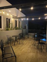 Terraço com espreguiçadeiras