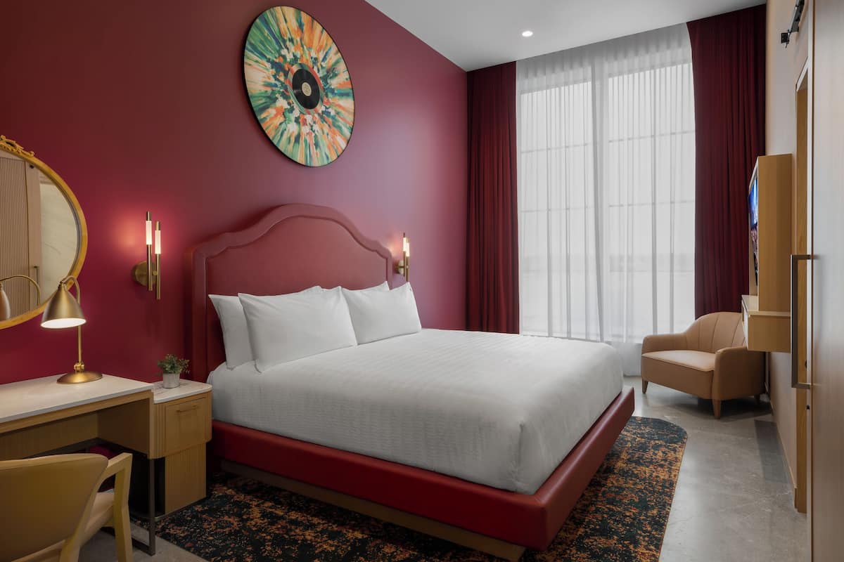 Luxury King Room, 1 Bedroom, Executive Level | Minibar, cofre no quarto, secretária, cortinas/cortinados opacos