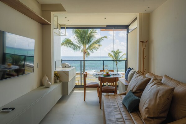 Apartamento premium | Sala de estar | Smart TV 40 polegadas com canais a cabo, smart speakers