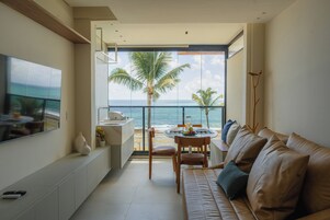 Apartamento premium | Sala de estar | Smart TV 40 polegadas com canais a cabo, smart speakers