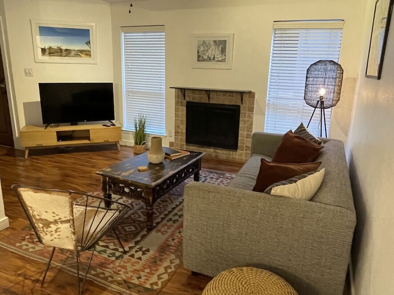 Secluded Th In Dt Austin! Just A 5min Walk To Palmer Ctr! - Austin, TX