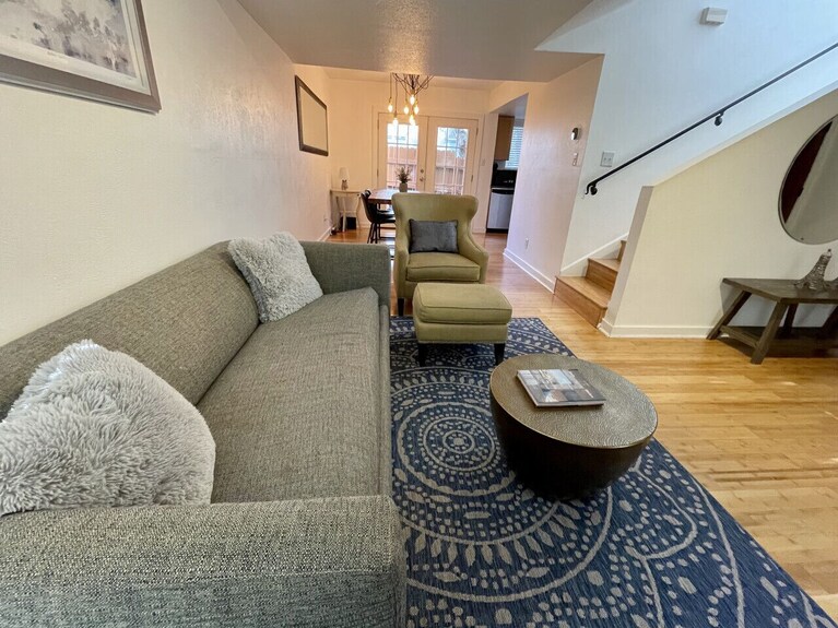 Spacious 2br/1.5bath Hideaway In Dt Atx Pets Ok + Parking! - Austin