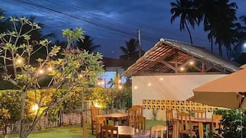 Fachada da propriedade à noite