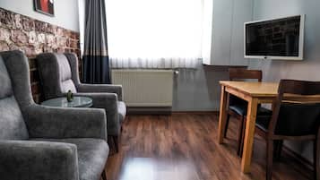 Quarto Triplo, Vista para a cidade | Sala de estar | Televisor, impressoras