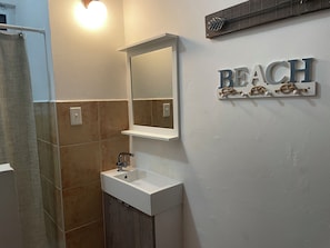 Quarto | Casa de banho | Um polibã, toalhas fornecidas, sabão, champô 
