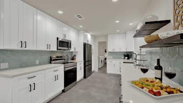 Casa, várias camas, varanda, vista para o jardim (640 Rainbow Ridge) | Cozinha privada | Cafeteira/chaleira