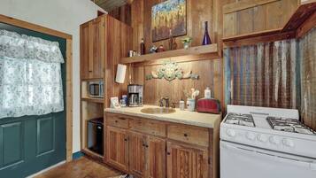 Casa, 1 cama king-size, banheira de hidromassagem grande, vista para o jardim (411 N Cherry- Son) | Cozinha privada | Uma cafeteira/bule