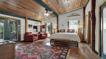 Casa, 1 cama king-size, banheira de hidromassagem grande, vista para o jardim (411 N Cherry- Son) | 1 quarto, com decoração personalizada, com mobília individualizada